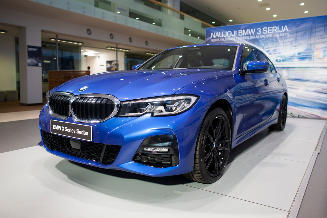 2019-luxury-sedans-own-one-for-less-this-year-keep-asking